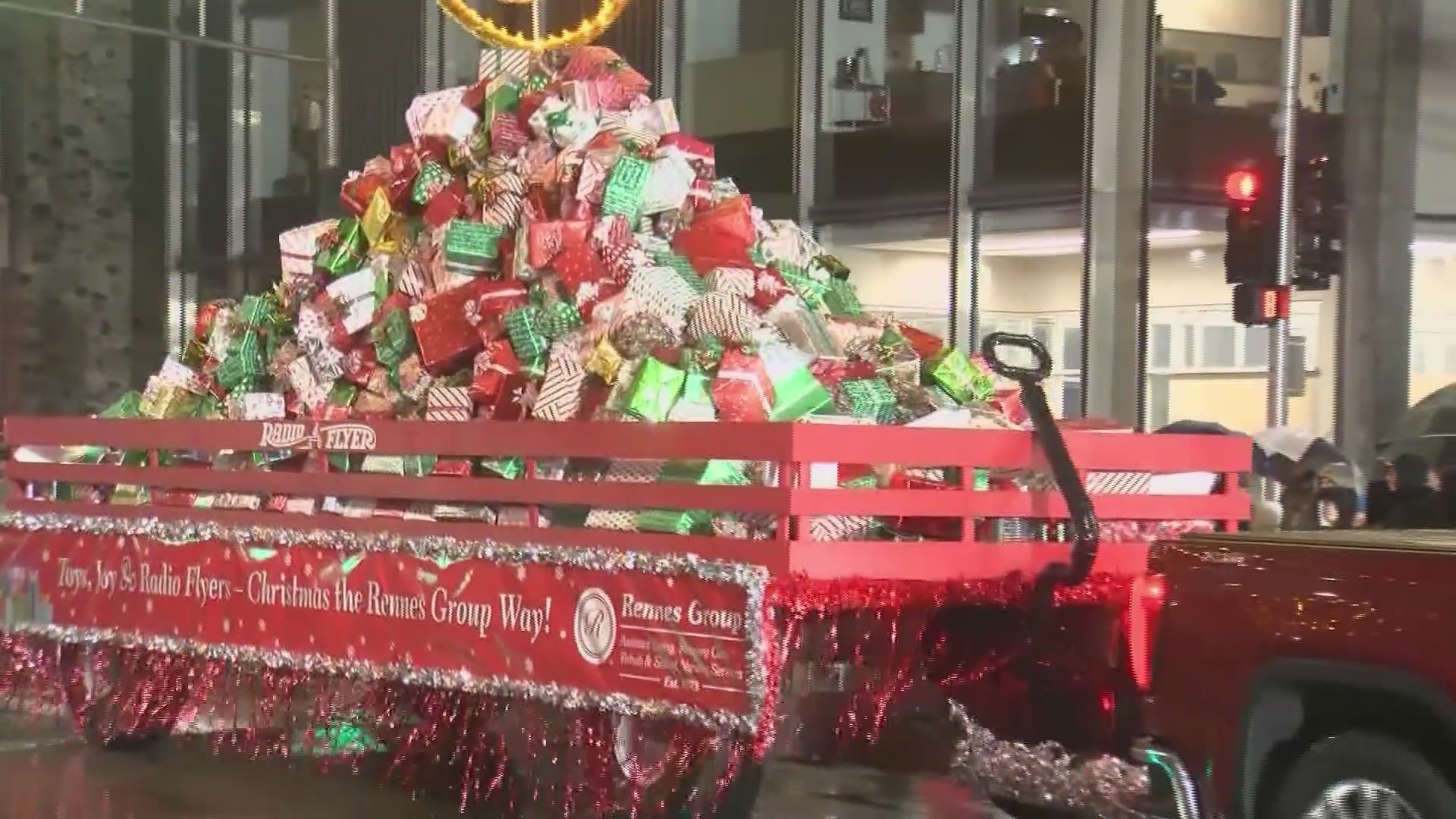 Appleton downtown Christmas parade dazzles despite rain – WFRV Local 5 ...