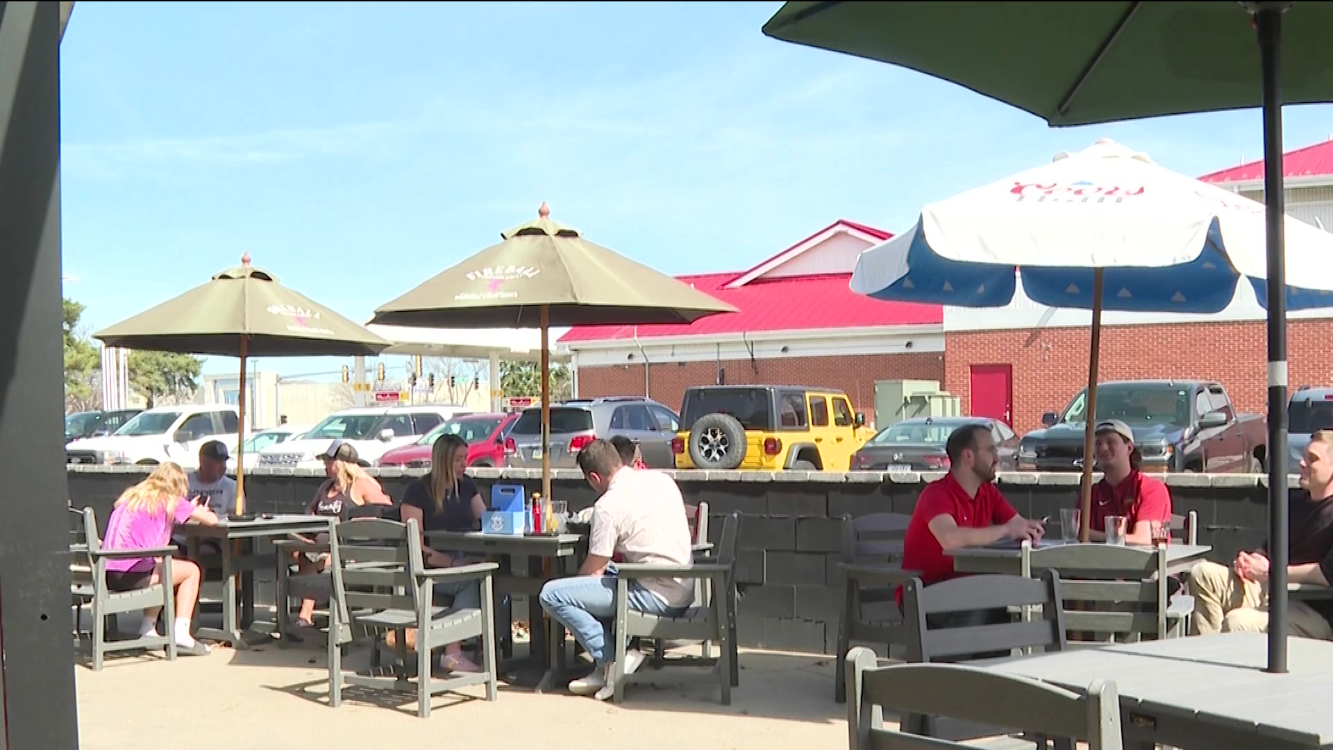 March Madness fans find patios in the metro to enjoy hoops and weather ...