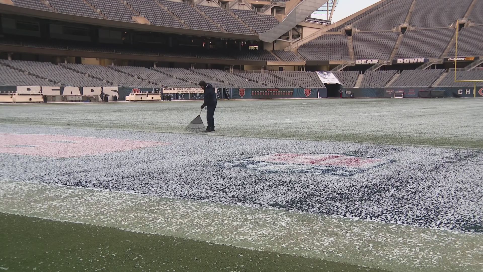 How do crews keep the snow and ice off the turf at Soldier Field? – WGN-TV