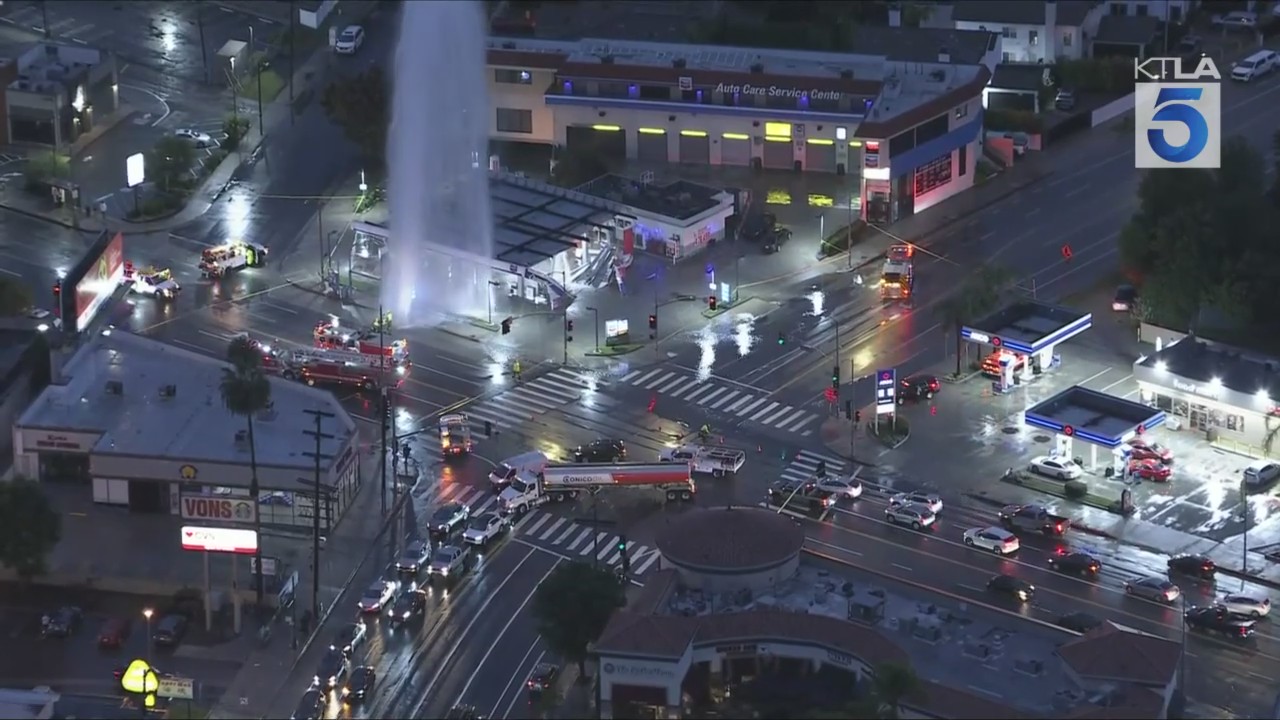 Hydrant geyser collapses Tarzana gas station awning – KTLA