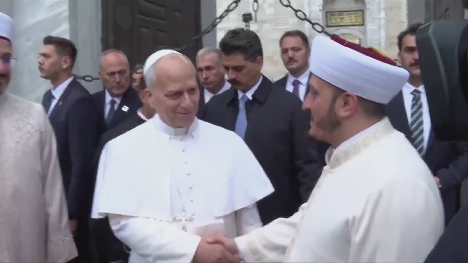 Pope visits Istanbul’s Blue Mosque without praying as he focuses on ...