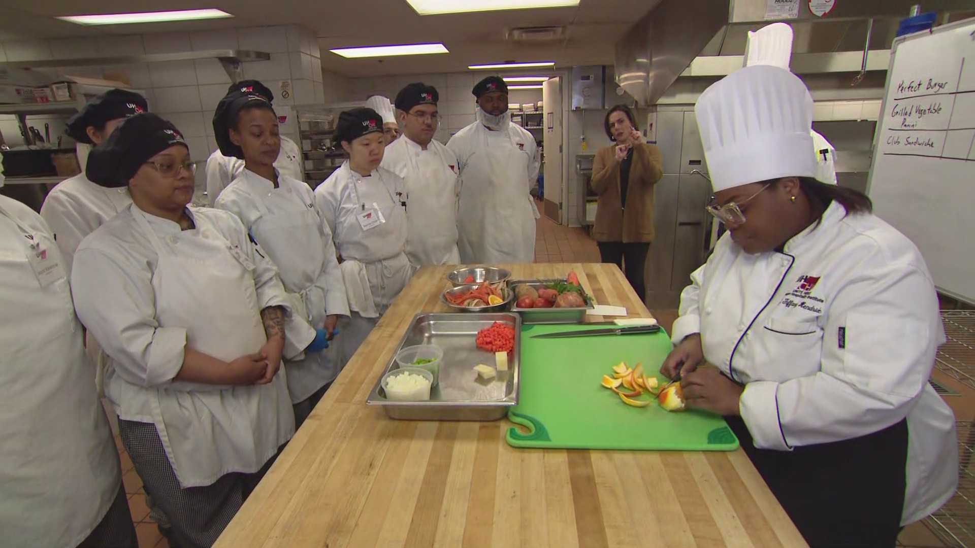 Chef Tiffany teaches the class – WGN-TV