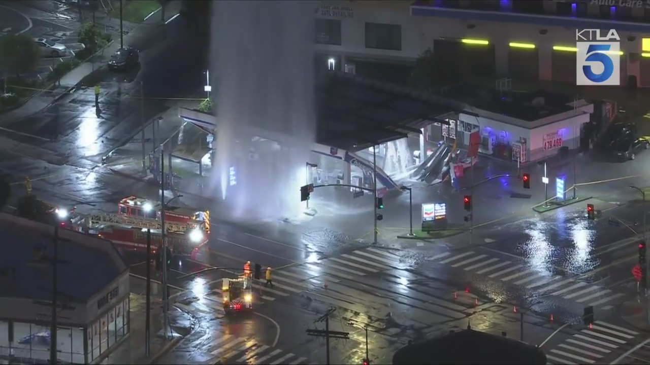 Sheared hydrant geyser collapses Tarzana gas station awning – KTLA