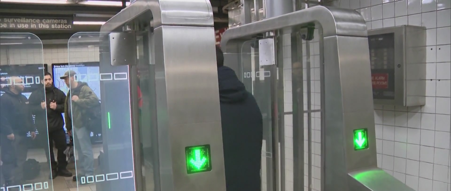 Mother warns of subway gate danger after child’s head gets stuck – PIX11