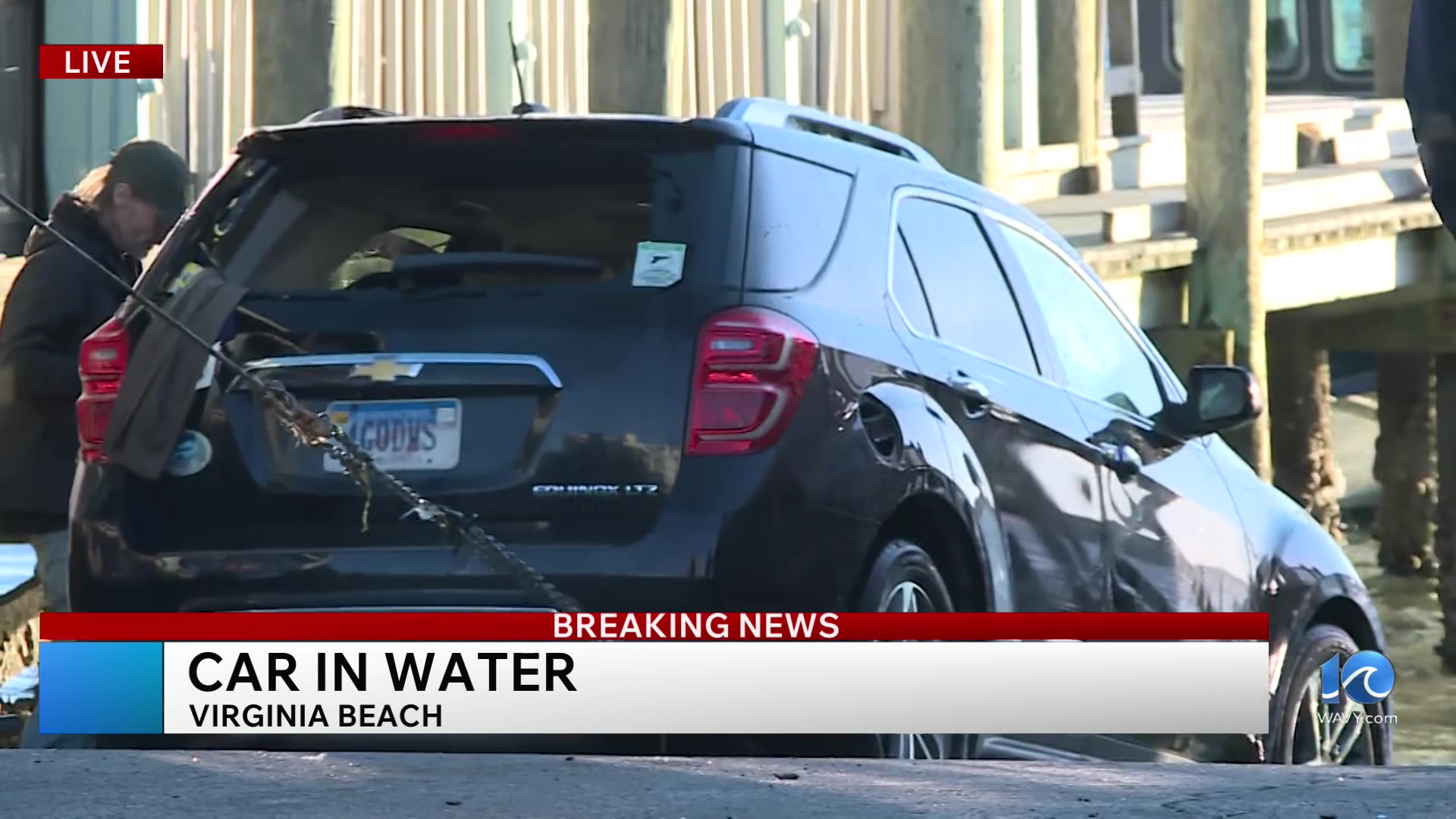 Car in the water near the Lesner Bridge in VB – WAVY.com