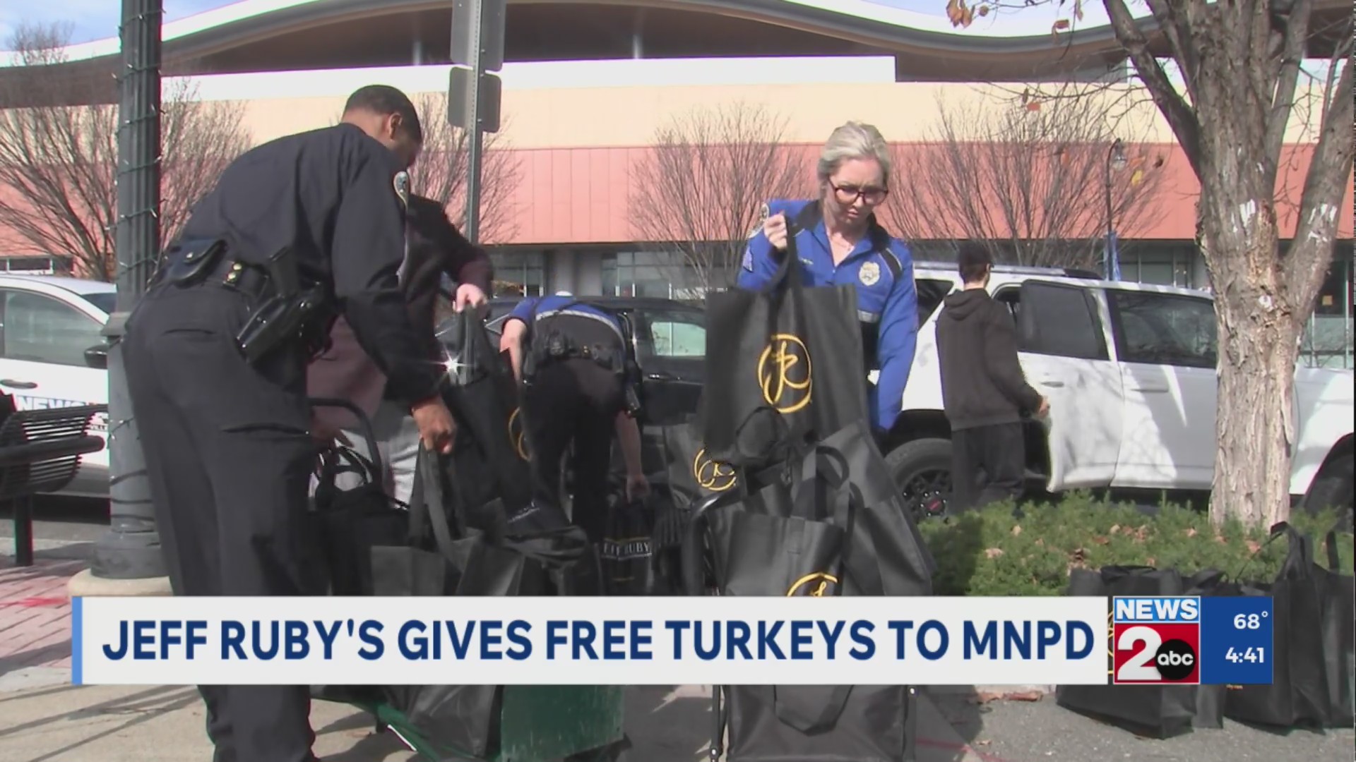 Jeff Ruby’s Steakhouse gives free turkeys to MNPD – WKRN News 2