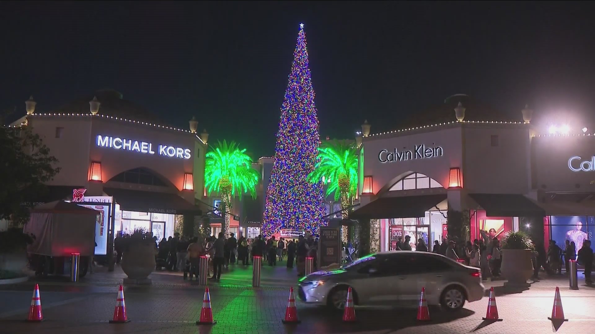 Black Friday crowds pack Southern California malls as marathon shopping ...