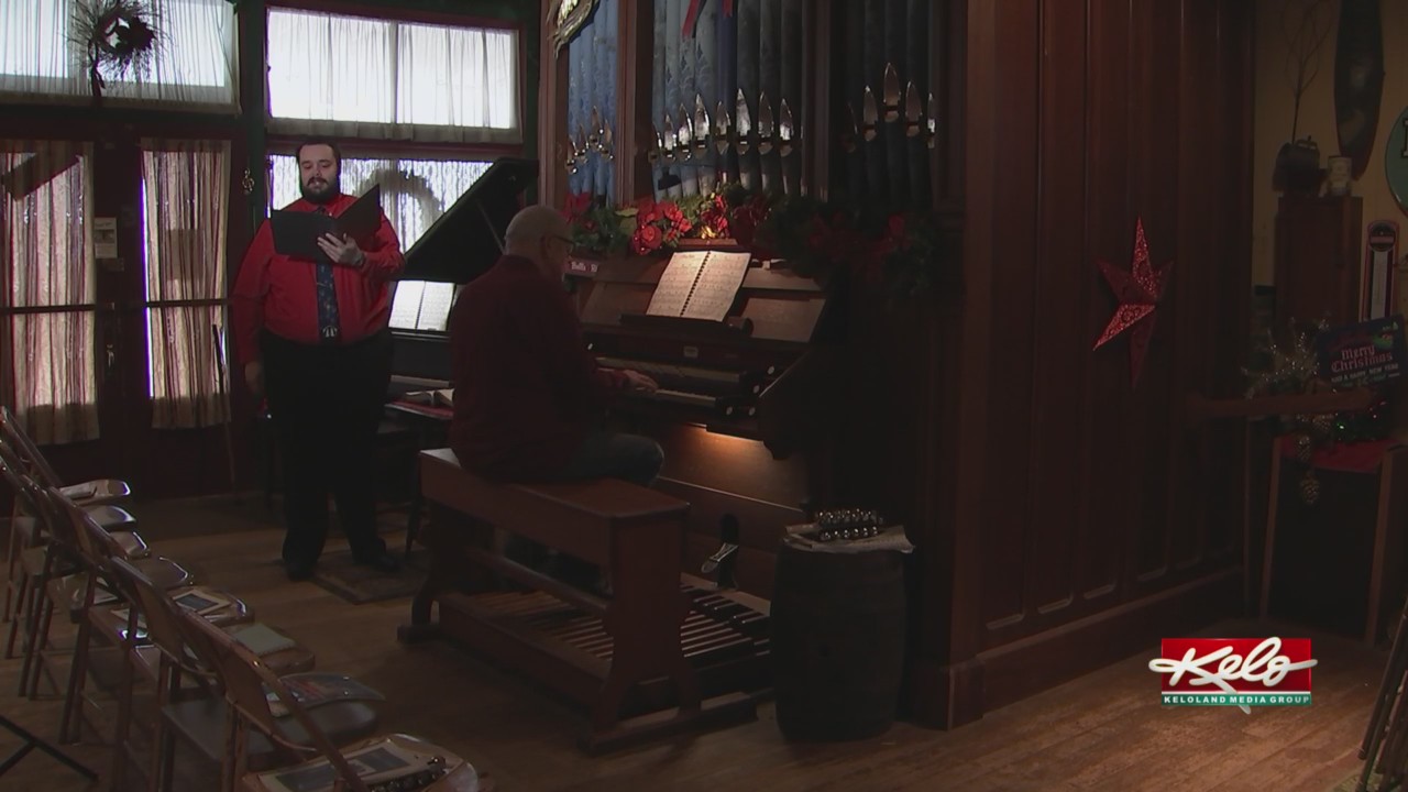 Opera singer lends voice to Nora Store Christmas – KELOLAND.com