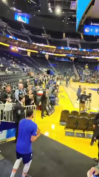 Stephen Curry hits a trick shot from the tunnel at Chase Center – KRON4