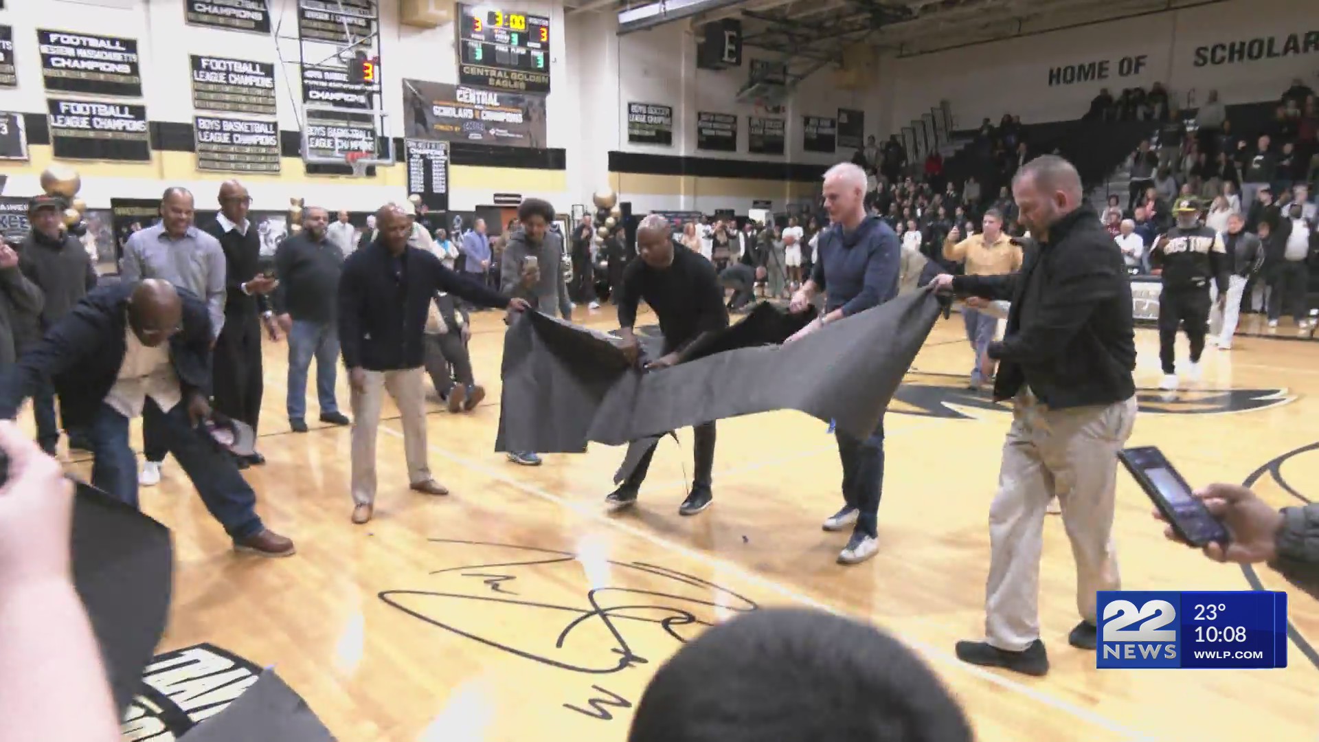 Springfield’s Travis Best honored with Central High Court dedication – WWLP