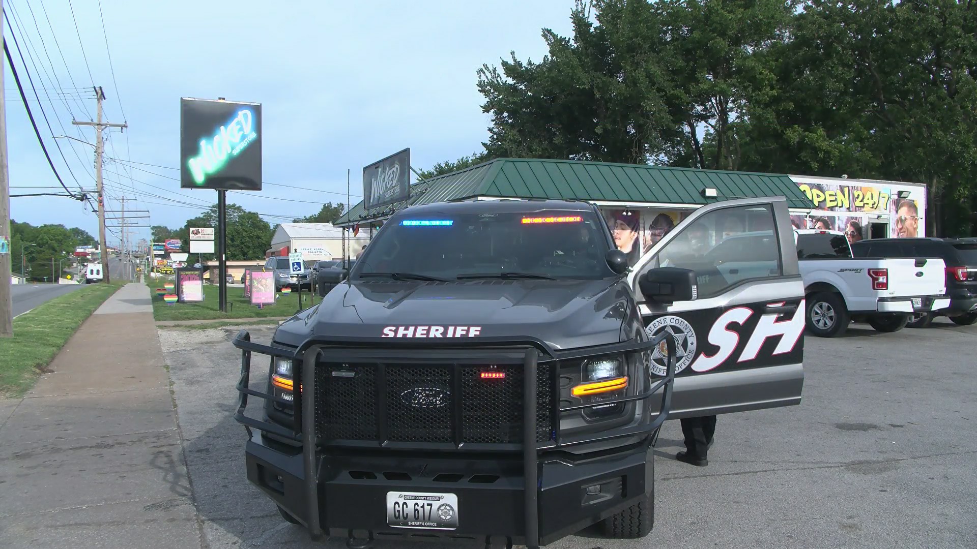 Federal agents, law enforcement raid Wicked Superstore in Springfield ...
