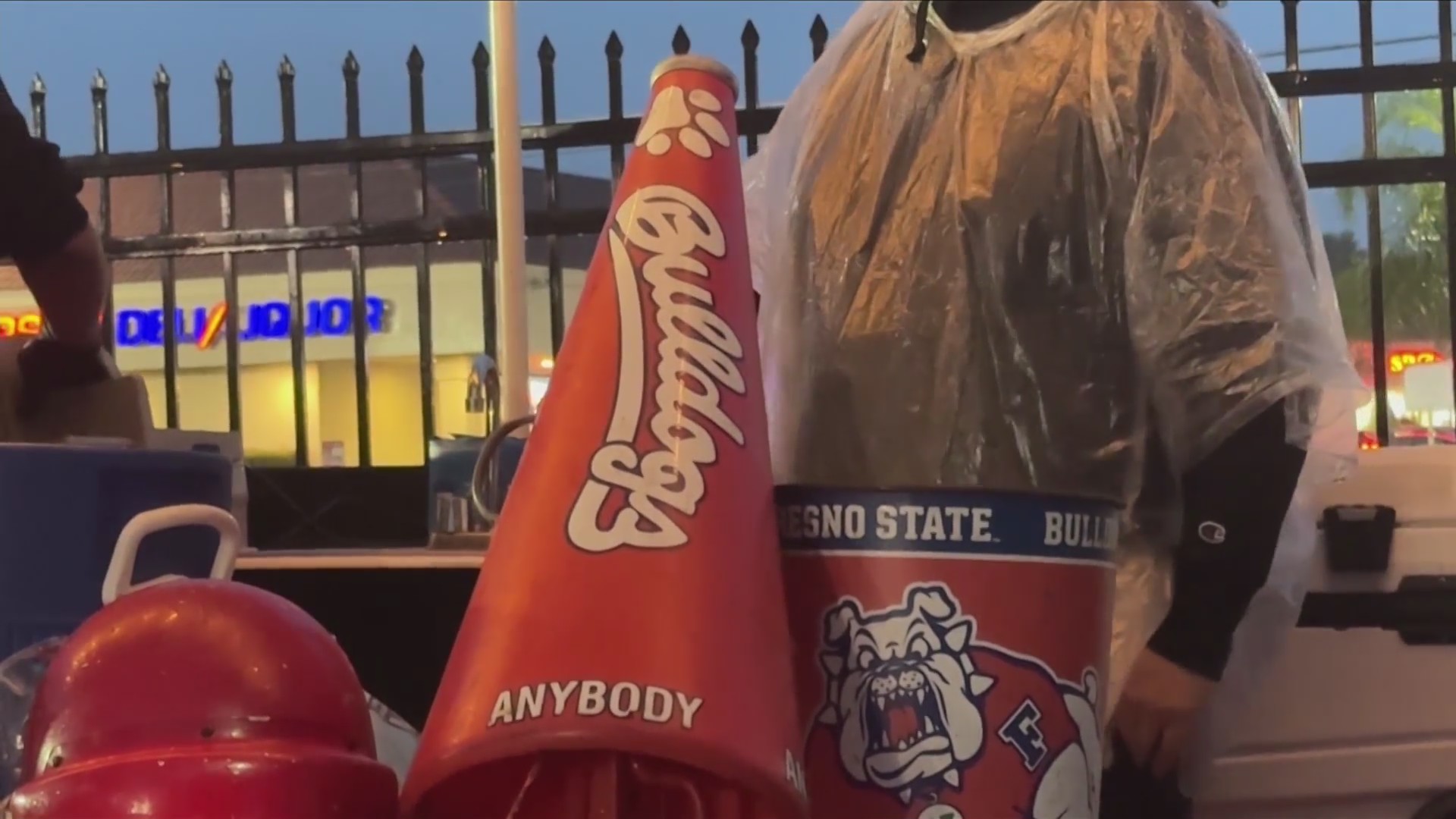 Fans brave rain and mud to tailgate, watch Fresno State Football ...